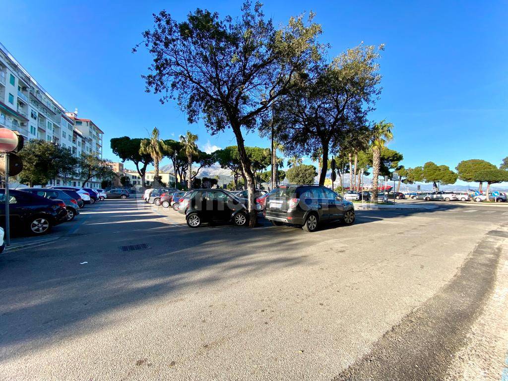 Locale commerciale in Vendita