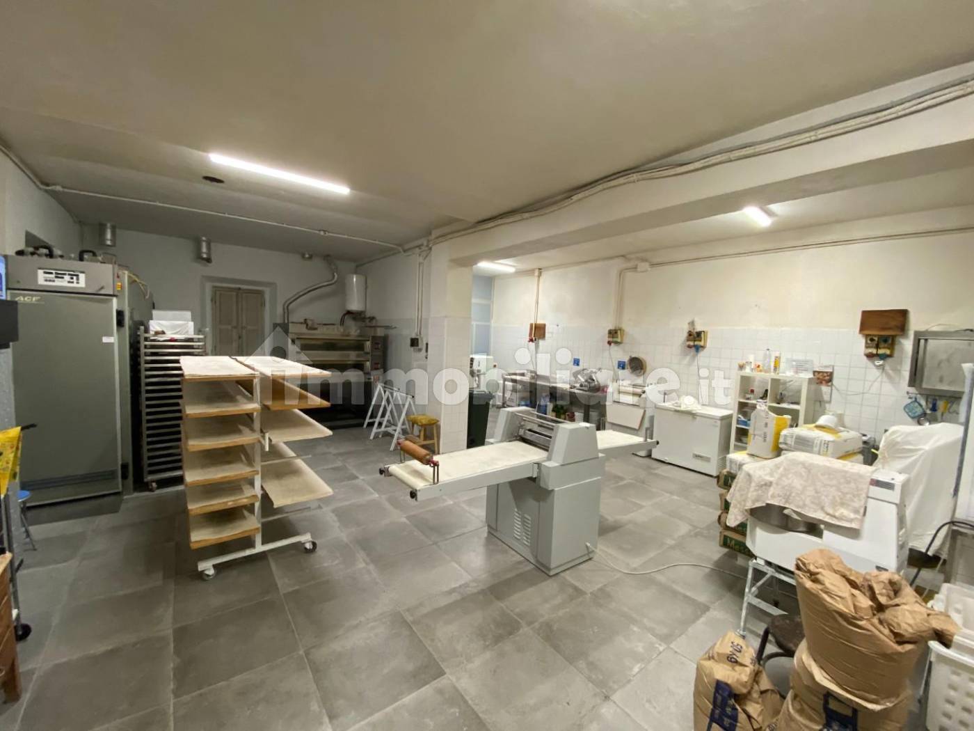 Locale commerciale in Vendita