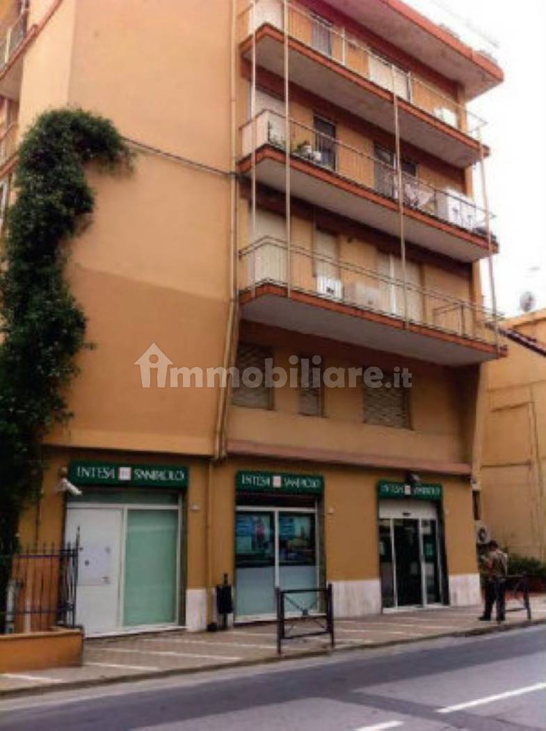 Locale commerciale in Vendita