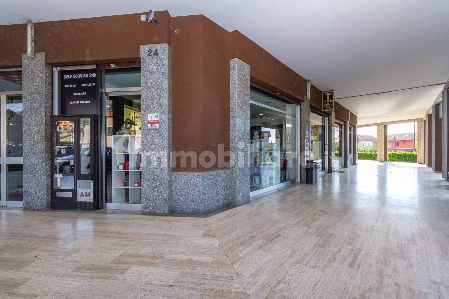 Locale commerciale in Vendita