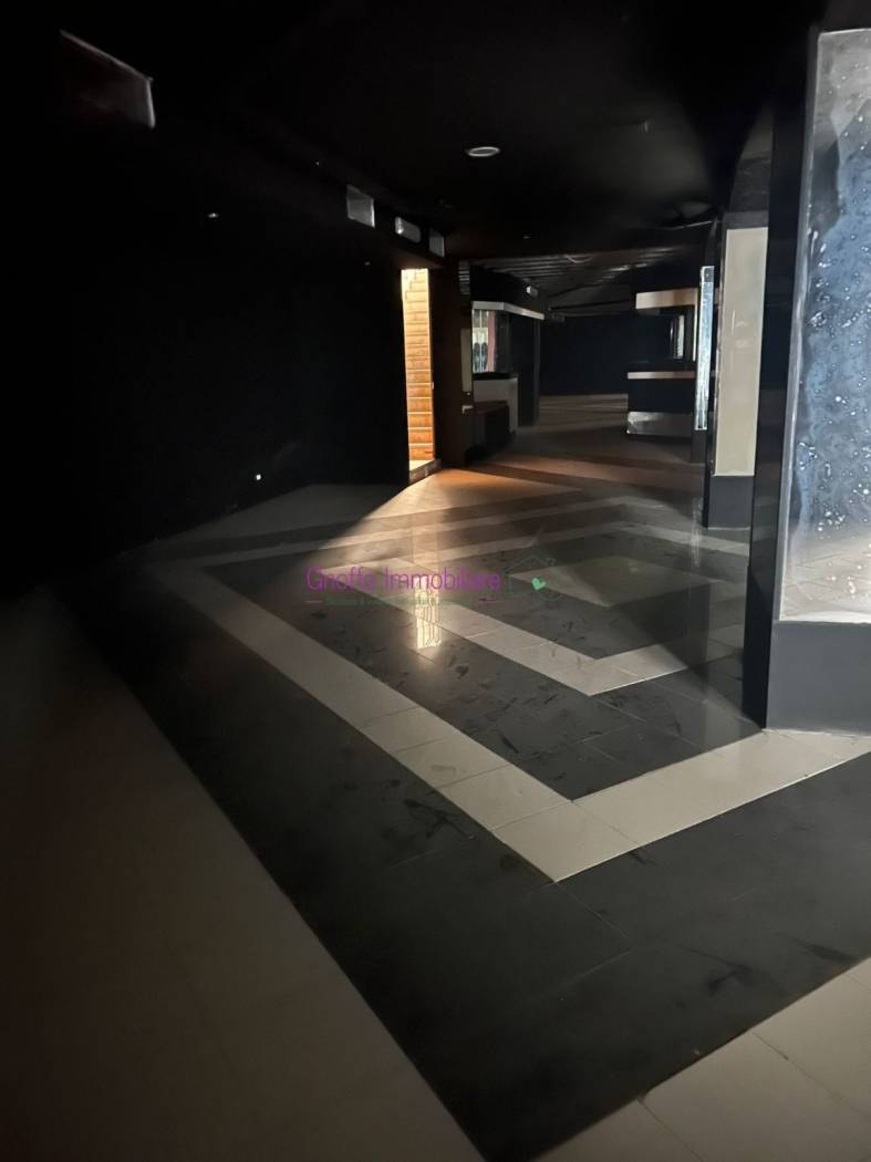 Locale commerciale in Vendita