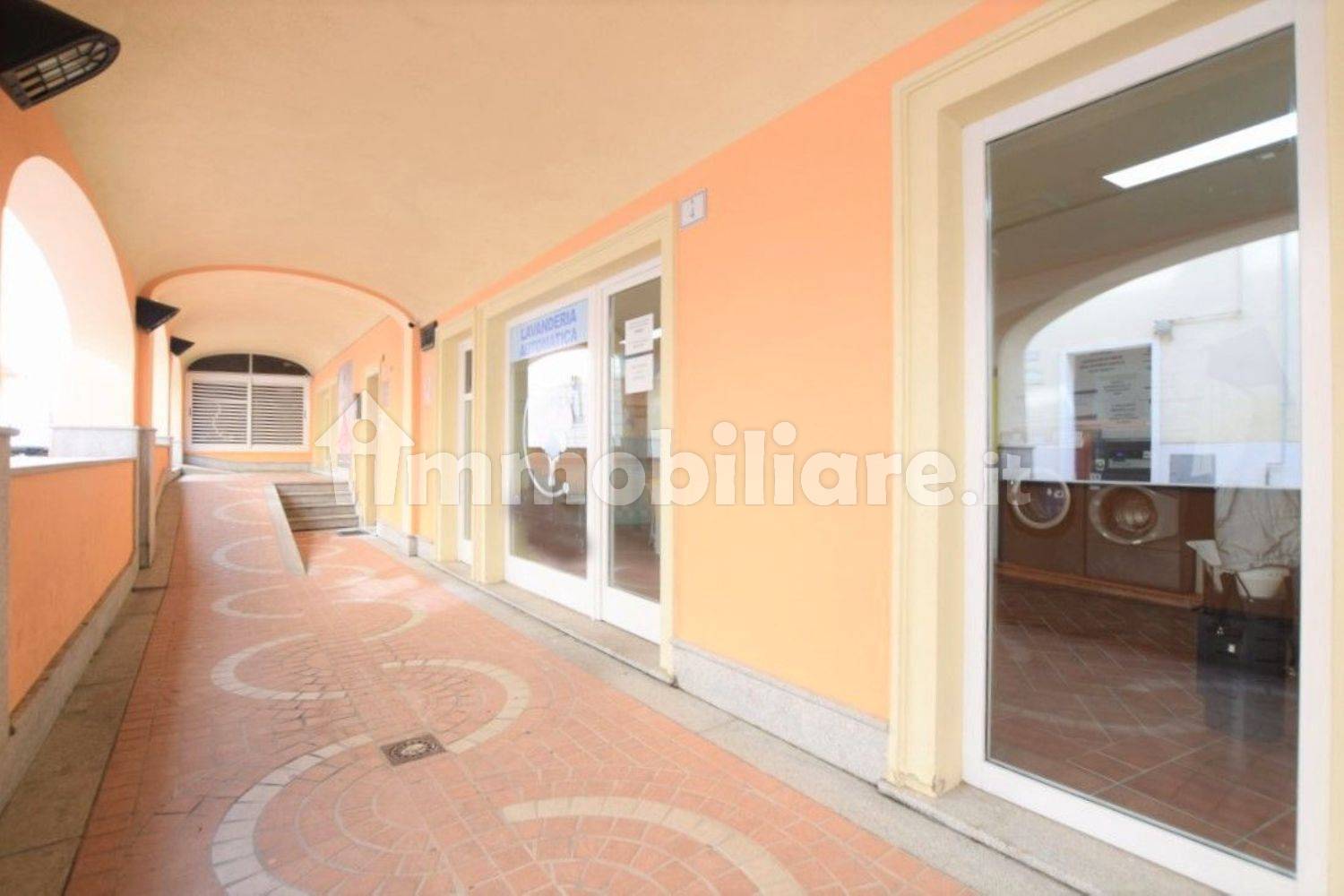 Locale commerciale in Vendita