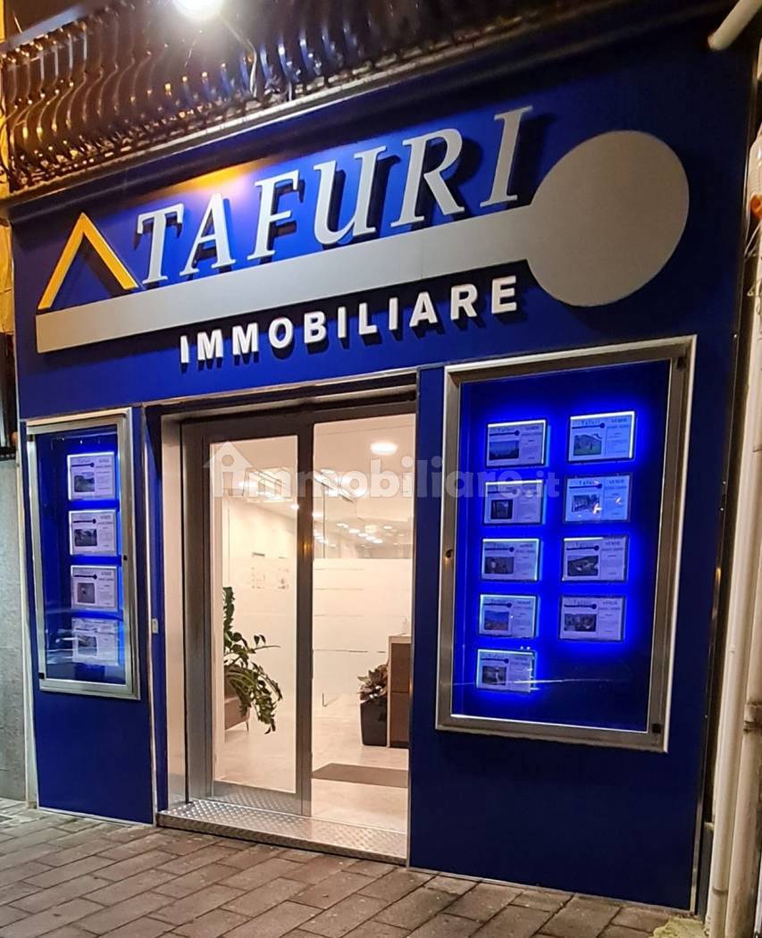 Locale commerciale in Vendita