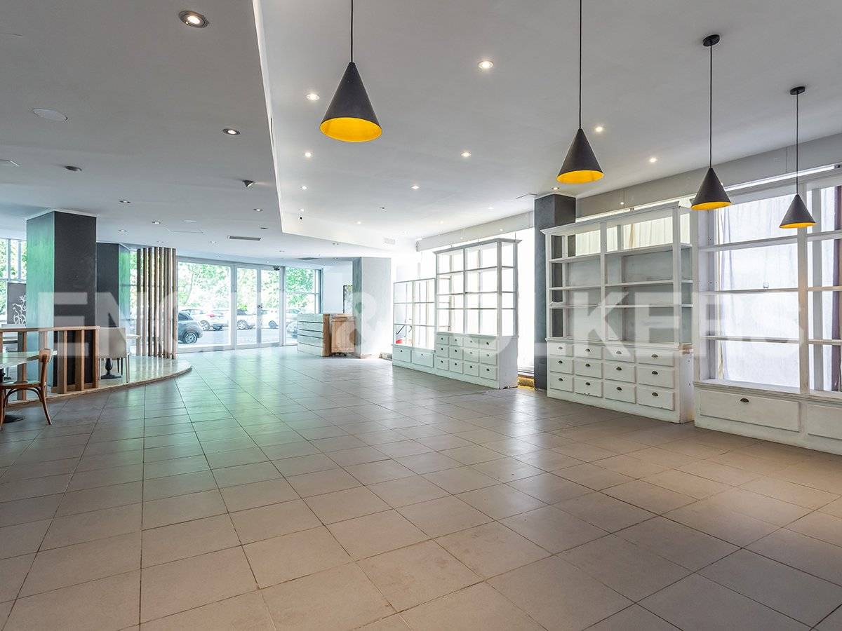 Locale commerciale in Vendita