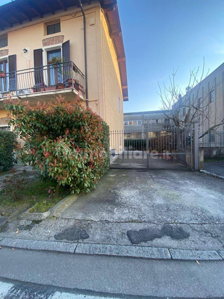 Trilocale piano terra, Violino, Brescia