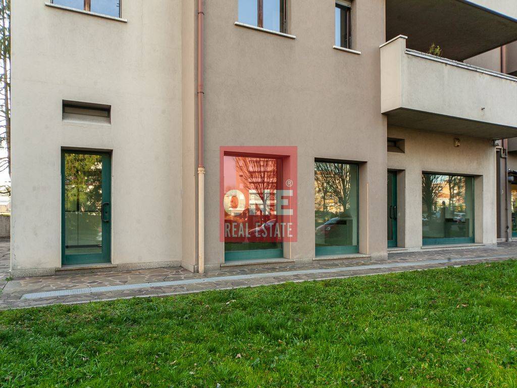 Locale commerciale in Vendita