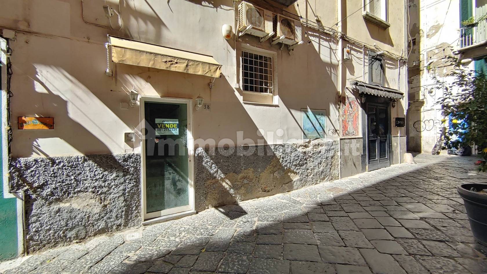 Locale commerciale in Vendita