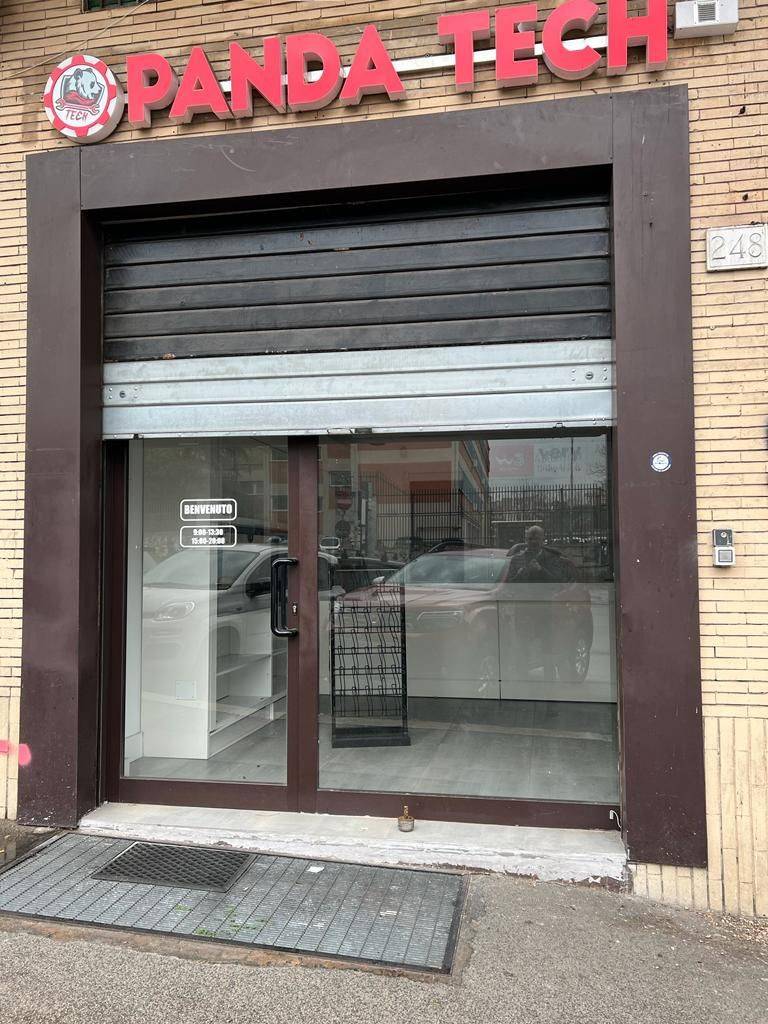 Locale commerciale in Vendita
