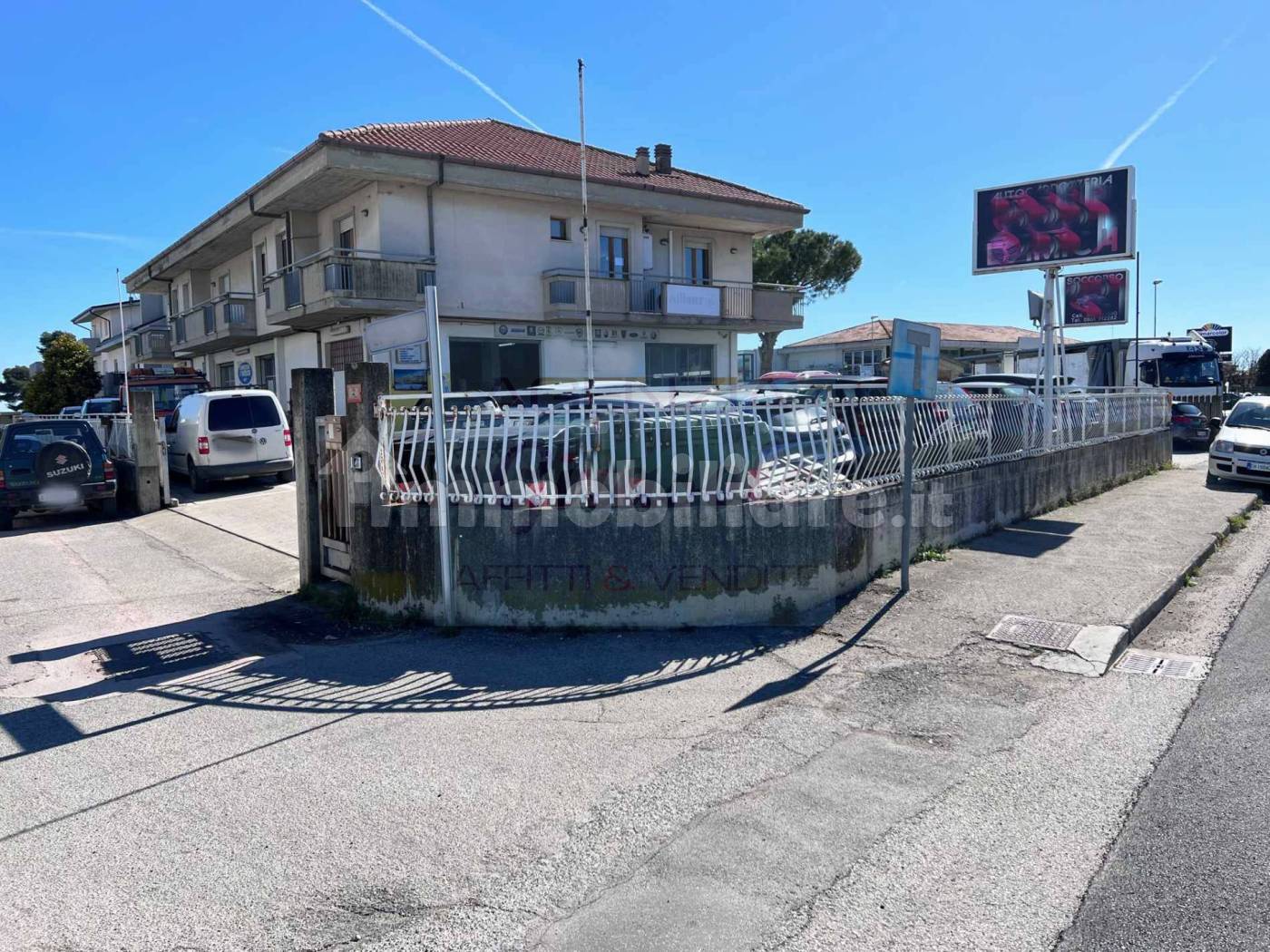 Locale commerciale con laboratorio in Vendita