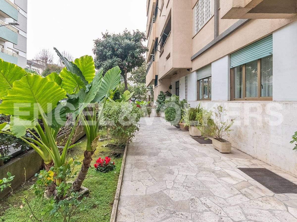 Quadrilocale via della Fisica, Eur, Roma