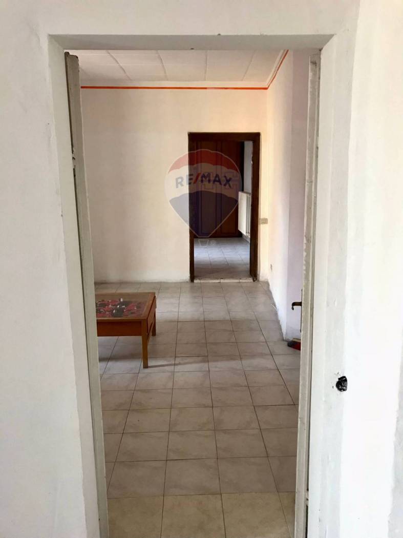 Trilocale da ristrutturare, primo piano, Castello, Lecco