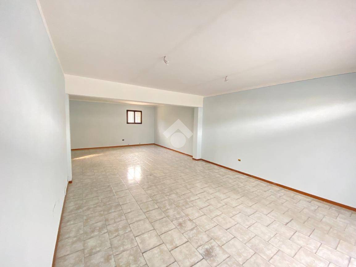 Locale commerciale in Vendita