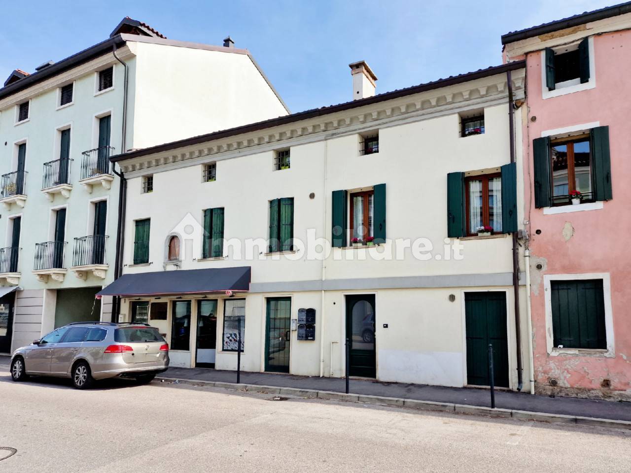 Locale commerciale in Vendita