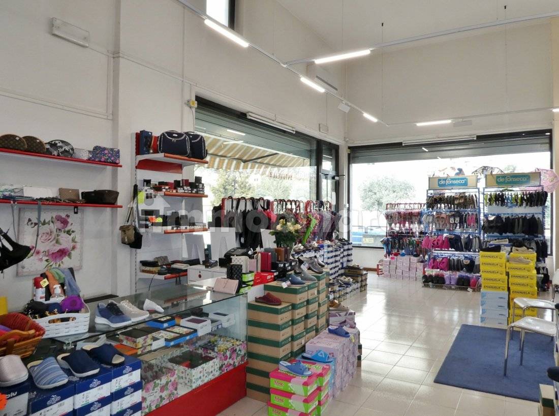 Locale commerciale in Vendita