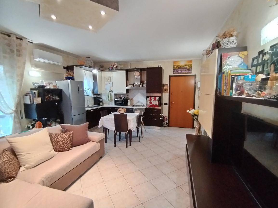 Bilocale via Dante Alighieri 19, Centro, Merone