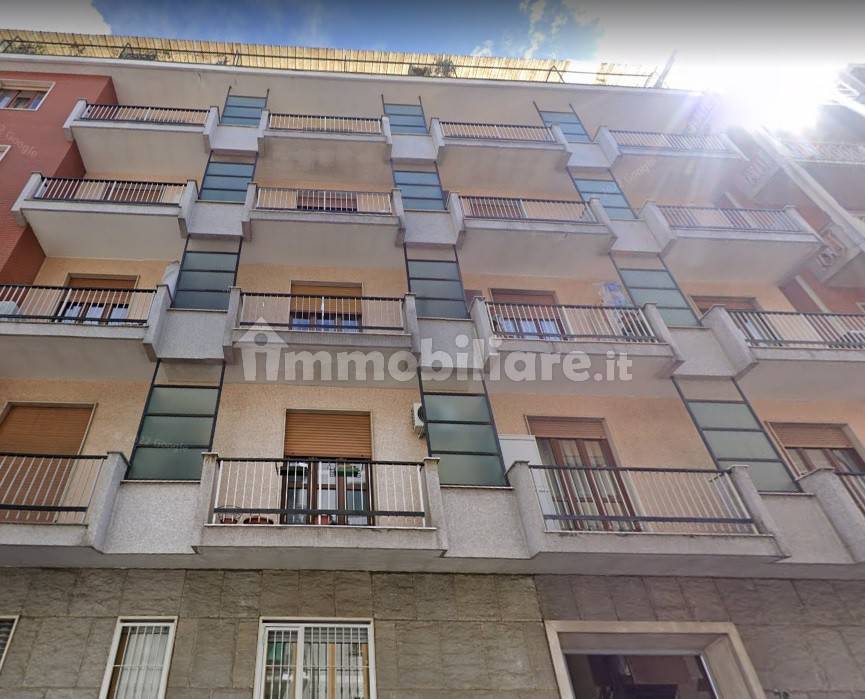 Trilocale via Conte di Roccavione 76, Borgo Vittoria, Torino
