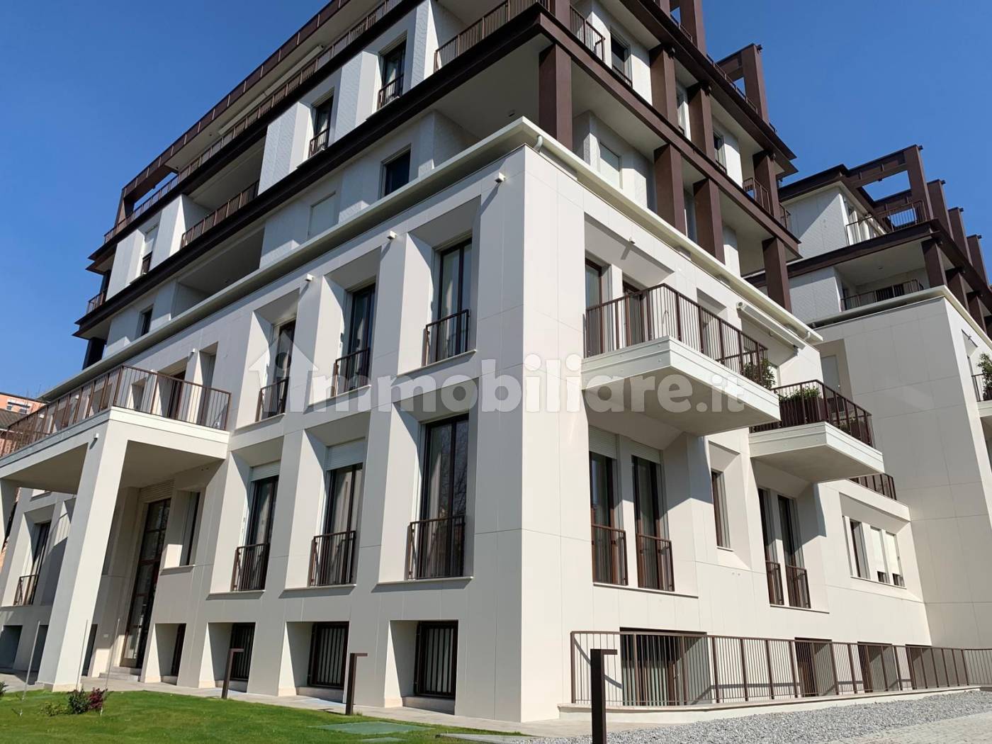 Bilocale via Timavo 12, Isola, Milano