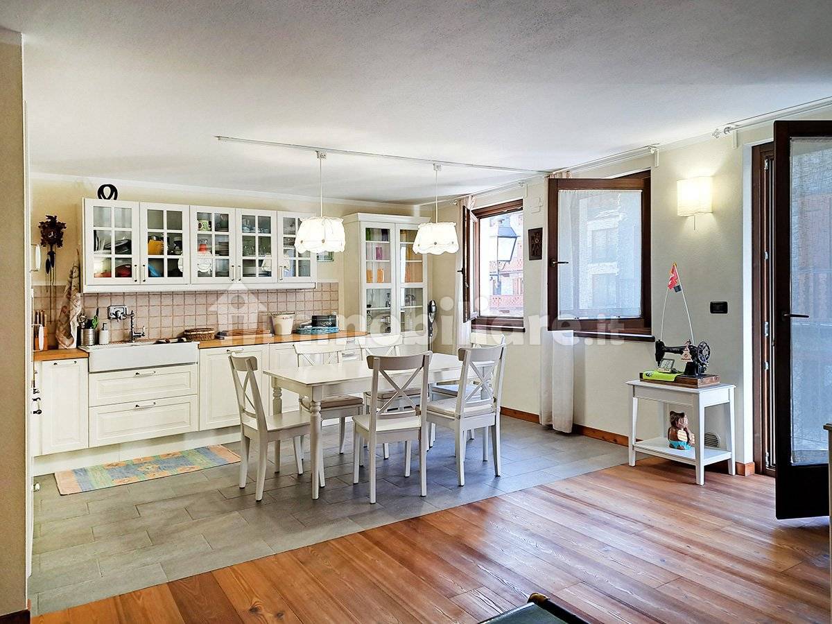 Trilocale piazza Assunzione 8, Centro, Morgex