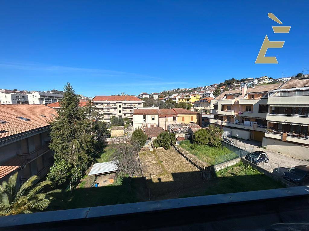 Quadrilocale buono stato, secondo piano, Colle del Telegrafo - Colle Scorrano, Pescara