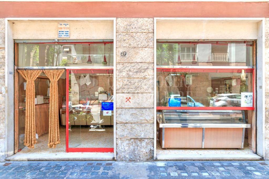 Locale commerciale in Vendita