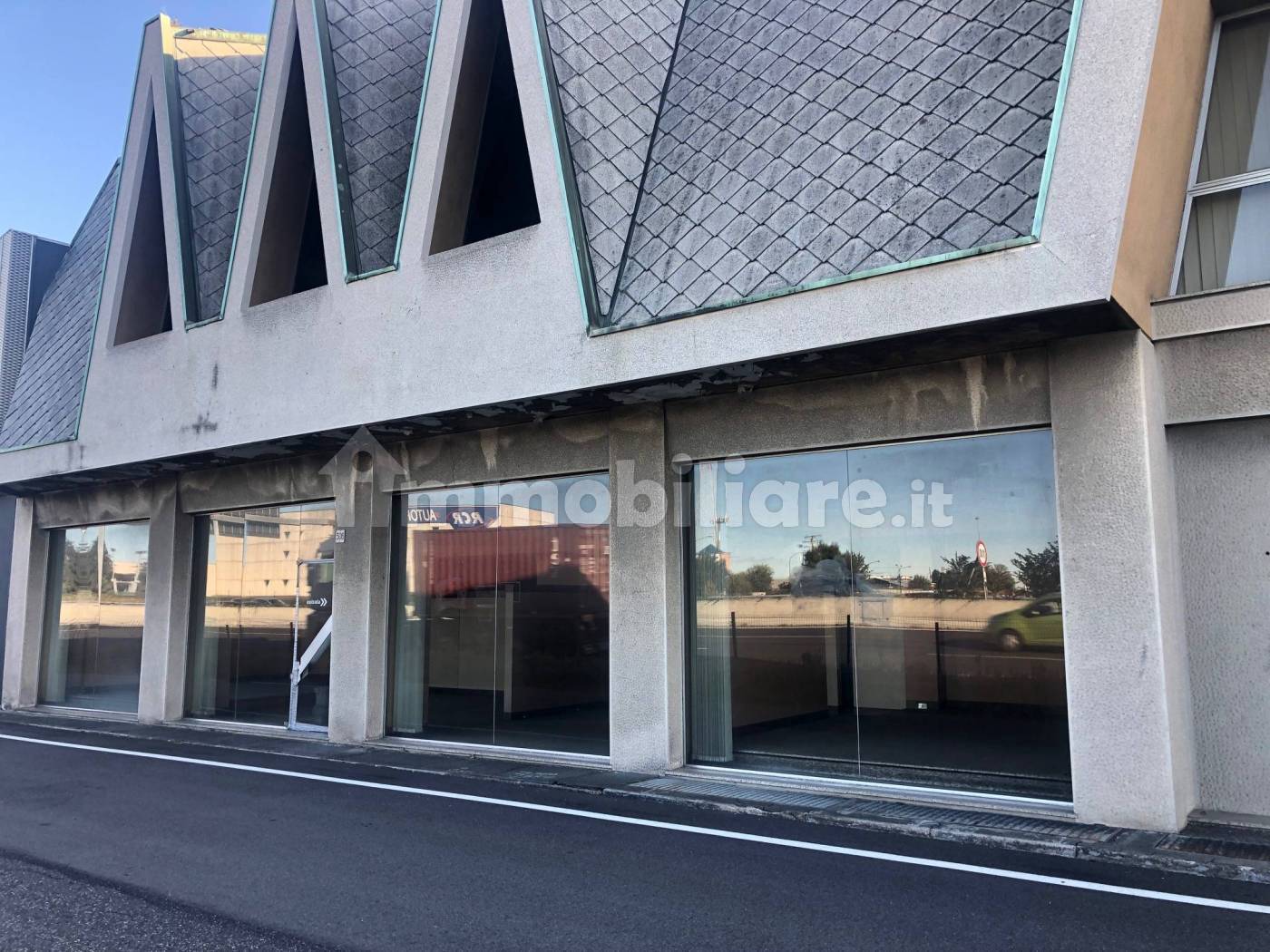 Locale commerciale in Vendita