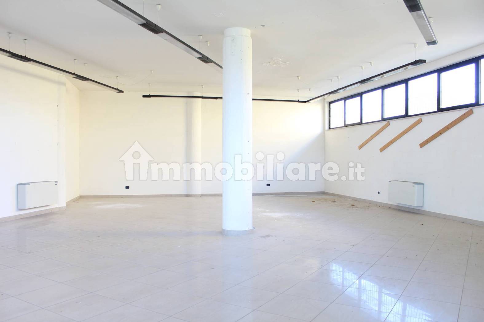 Locale commerciale in Vendita