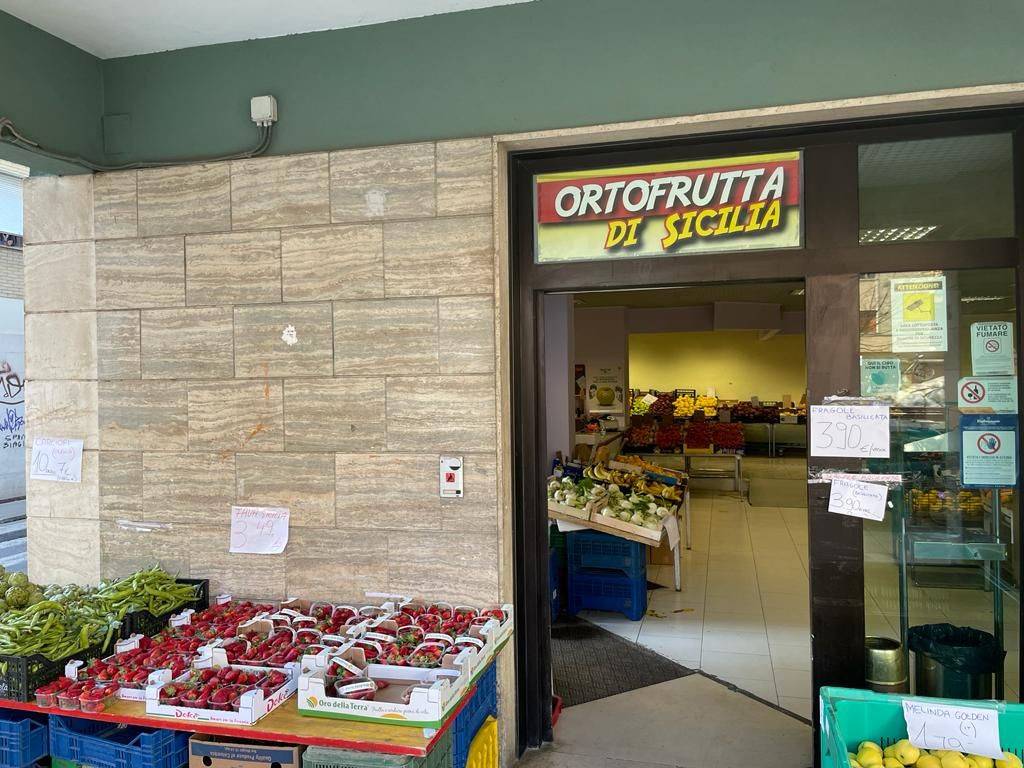 Negozio di frutta e verdura in Vendita