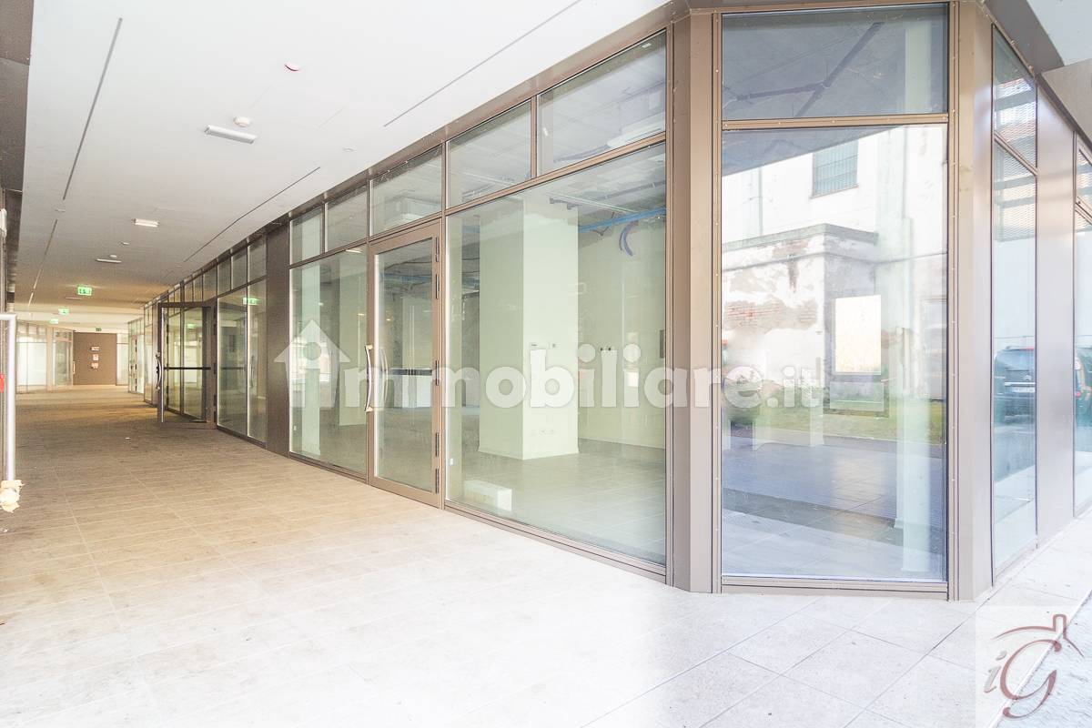 Locale commerciale in Vendita