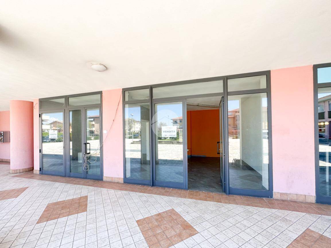 Locale commerciale in Vendita