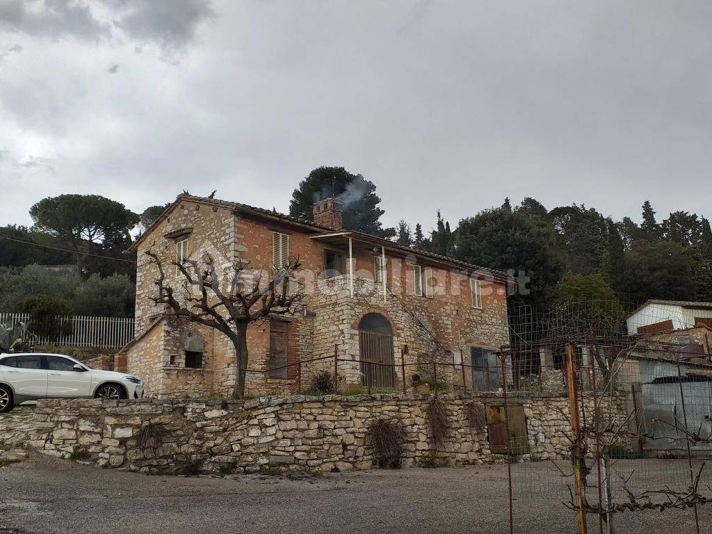 Vendita Casale in via dell'Oliveto Corciano. Da ristrutturare, posto ...