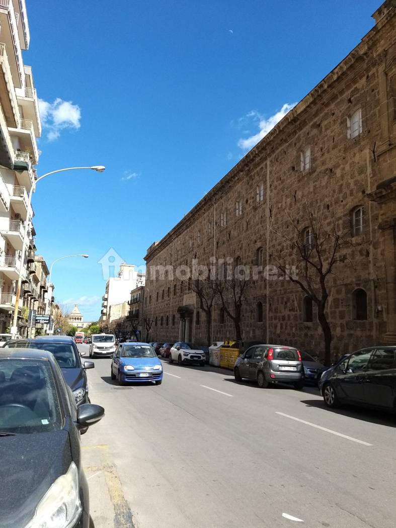 Locale commerciale in Vendita