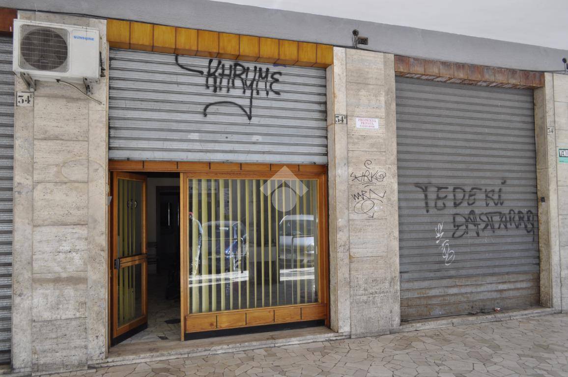 Locale commerciale in Vendita