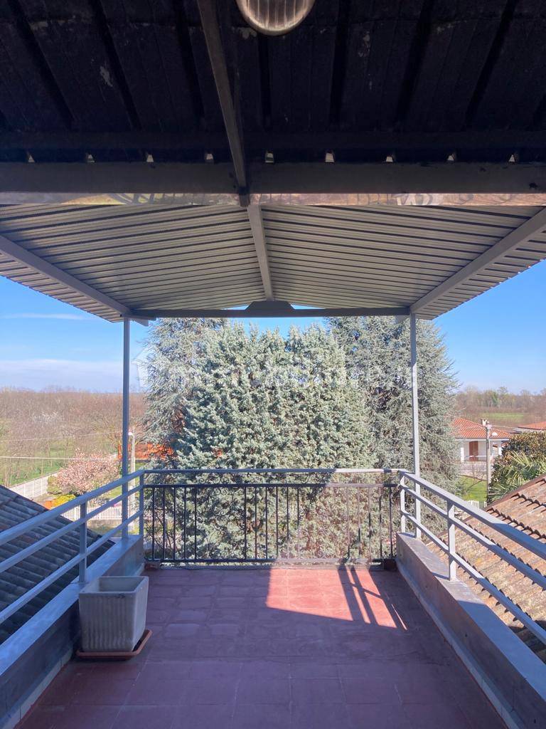 Trilocale via Gattinara 33, Lenta