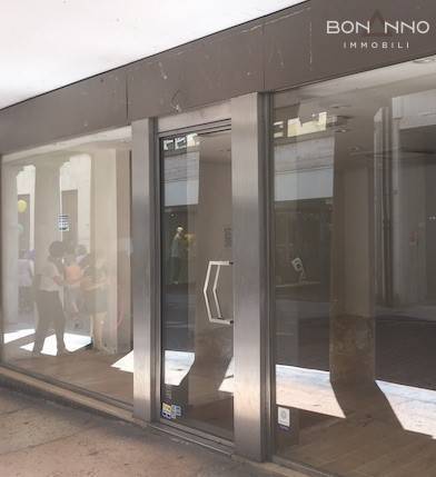 Locale commerciale in Vendita