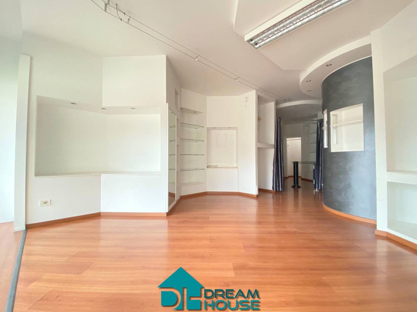 Locale commerciale in Vendita