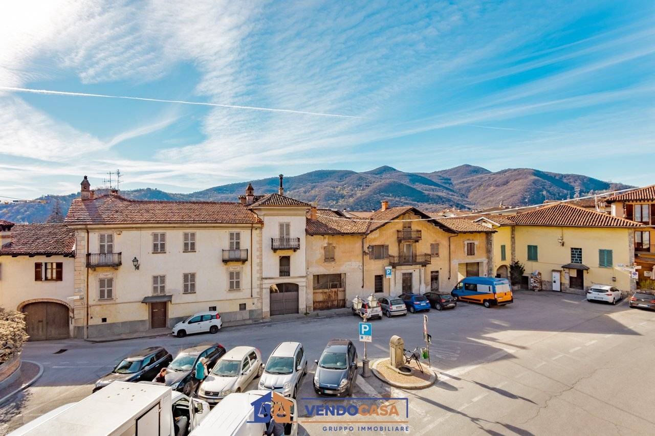 Trilocale via Umberto I 13, Centro, Piasco