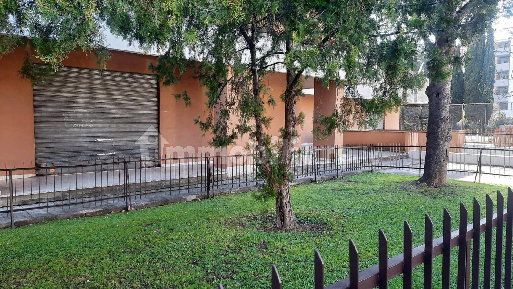 Locale commerciale in Vendita