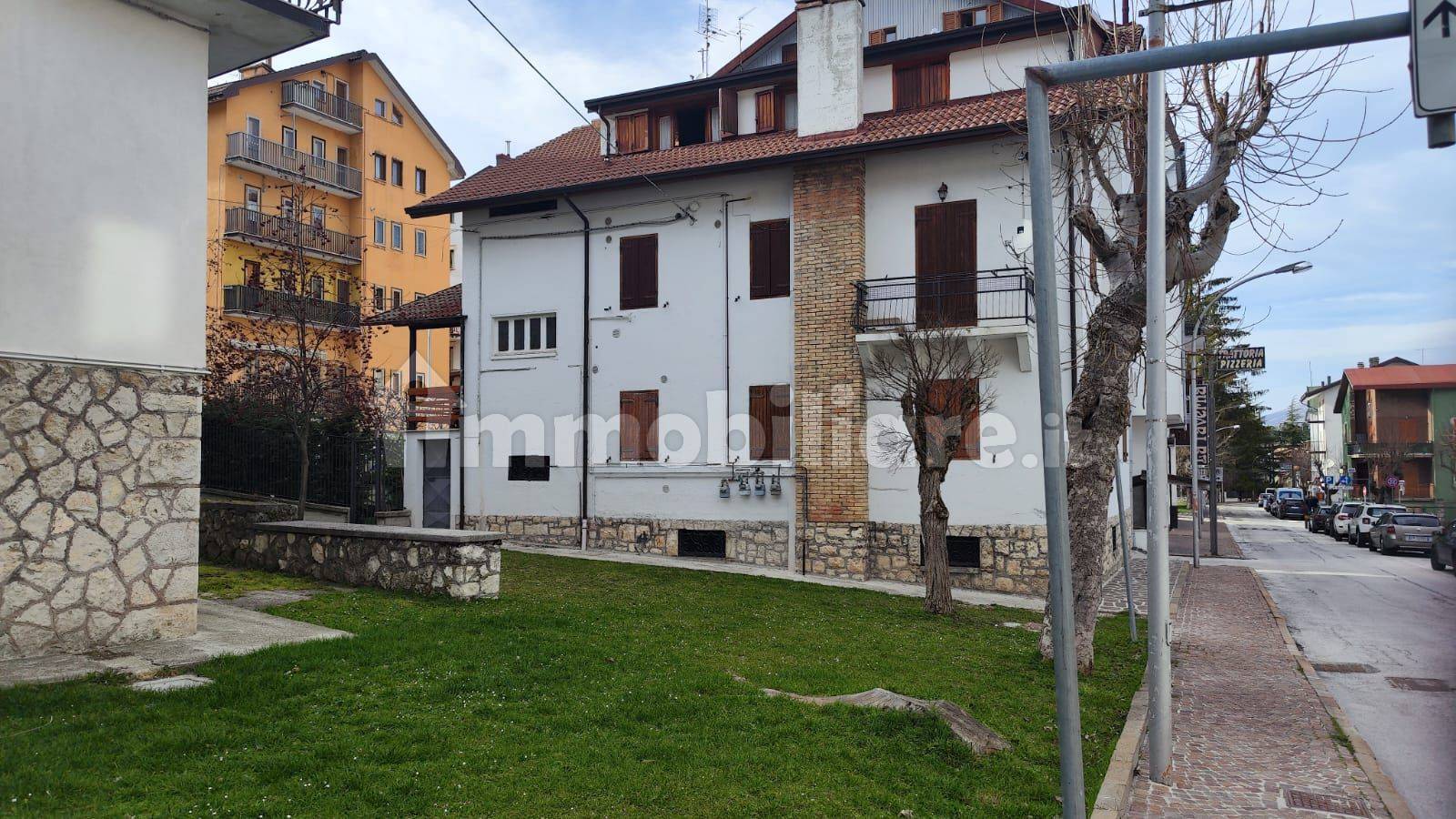 Appartamento viale degli Alberghi, Centro, Roccaraso