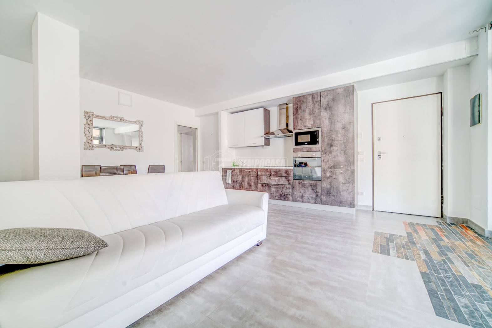 Bilocale via Mario Greppi, Centro, Angera