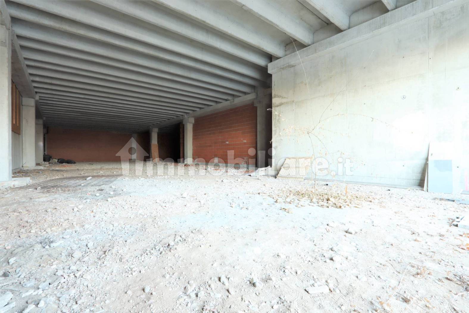 Locale commerciale in Vendita