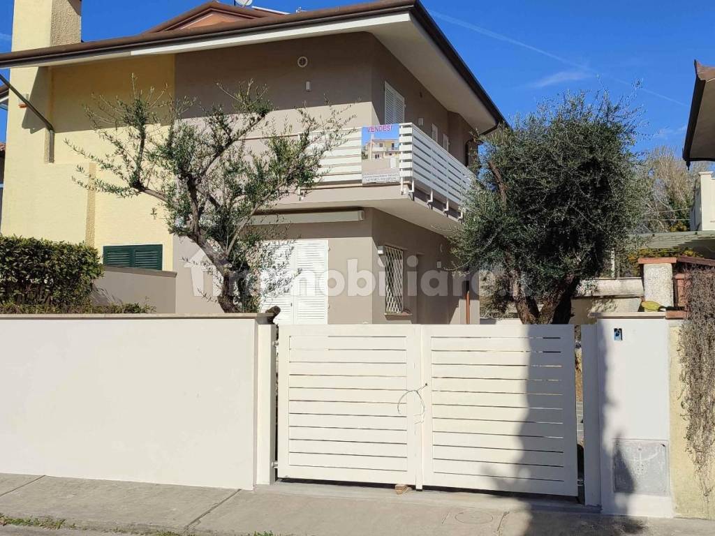 Sale Two-family villa in via Ficalucci 28 Pietrasanta. Excellent ...