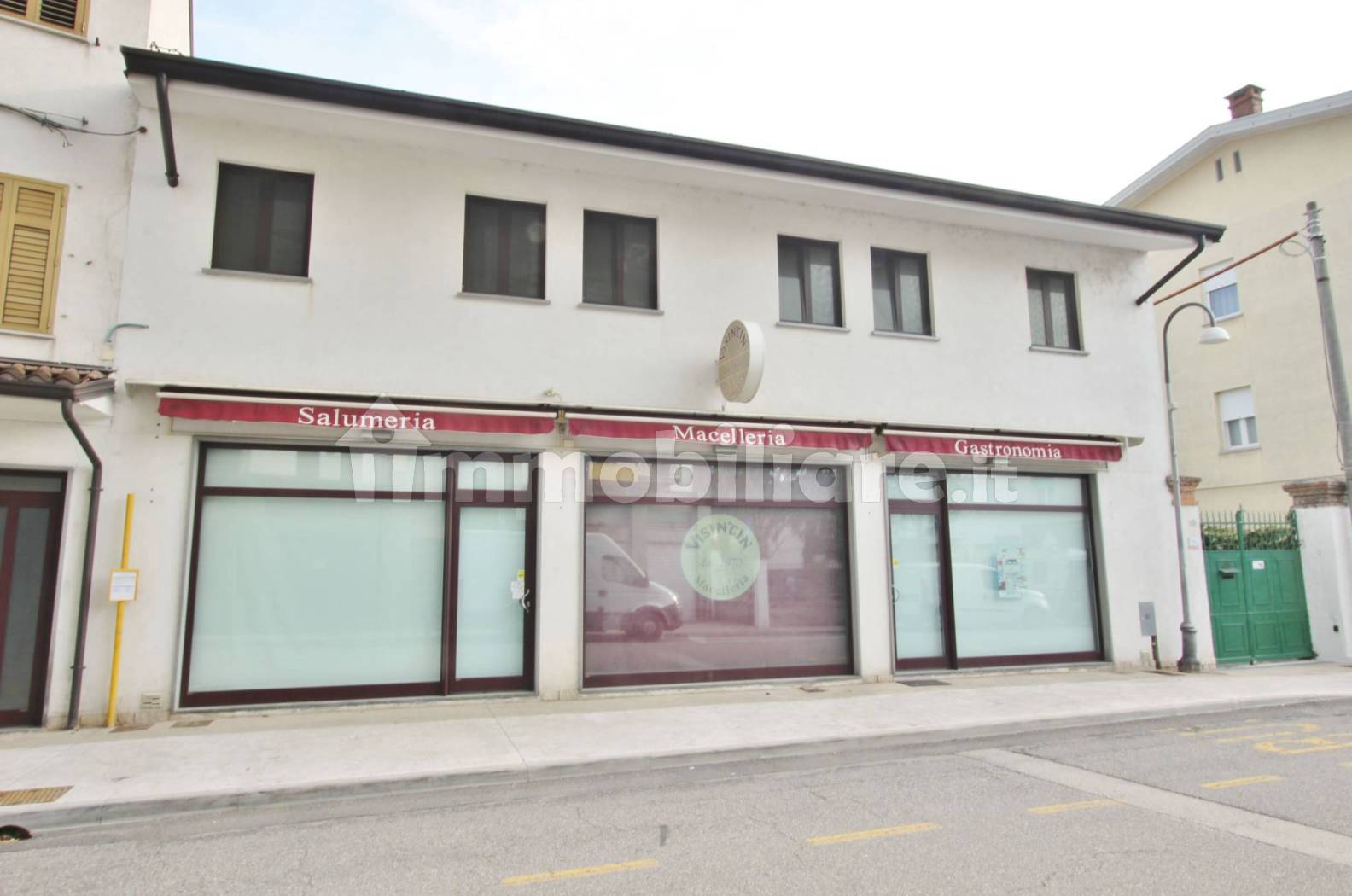 Locale commerciale in Vendita