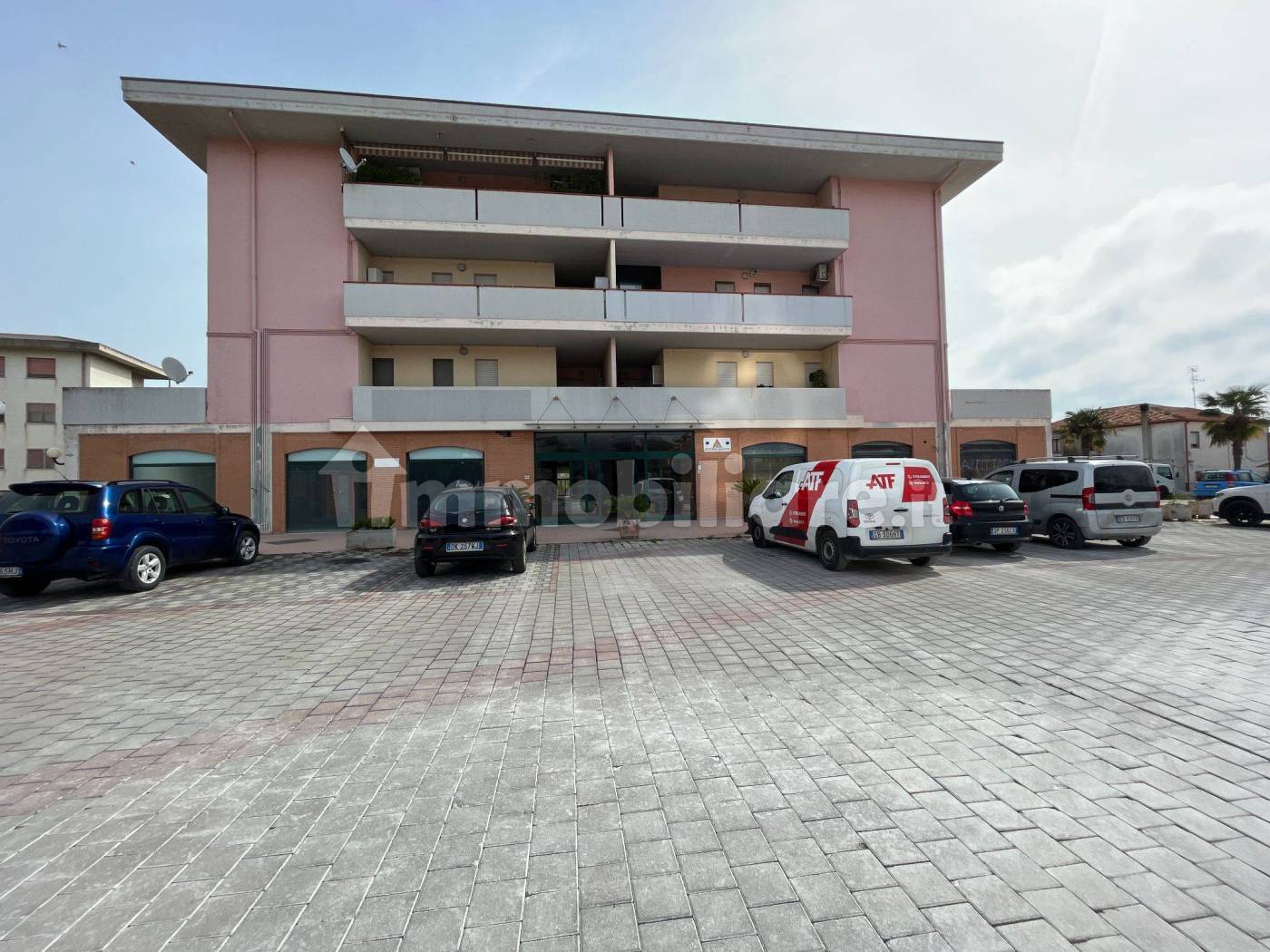 Locale commerciale in Vendita