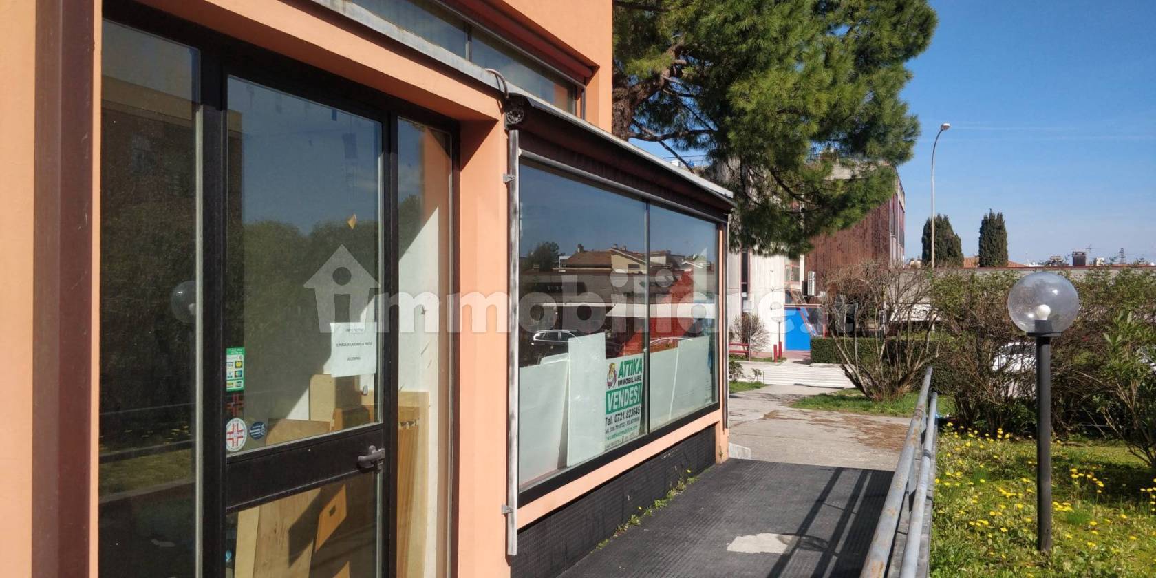 Locale commerciale in Vendita