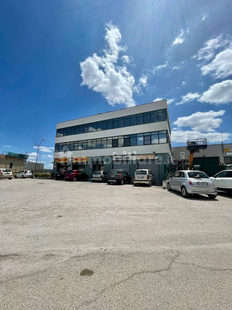 Locale commerciale in Vendita