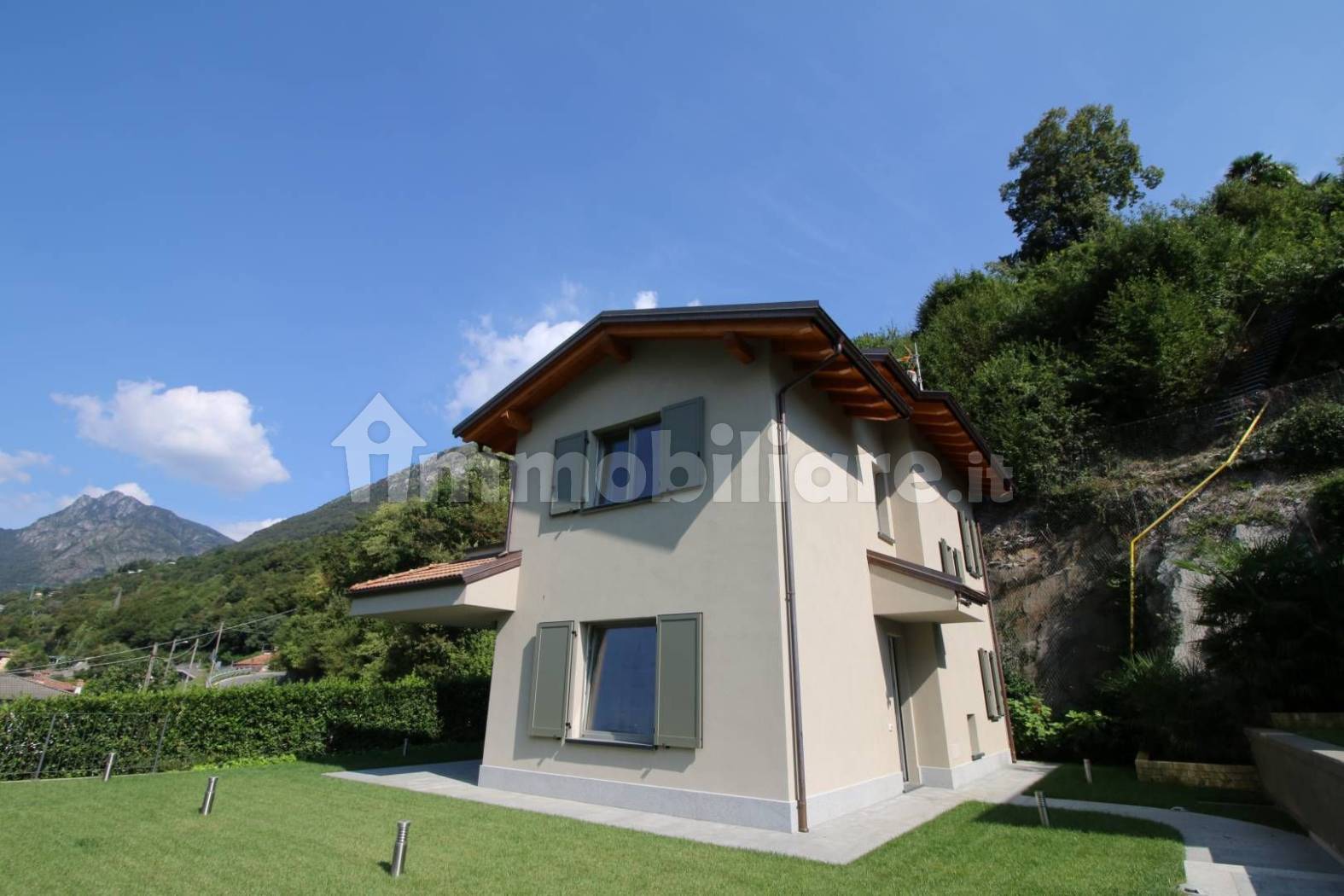 Villa unifamiliare, nuova, 291 m², Centro, Carlazzo