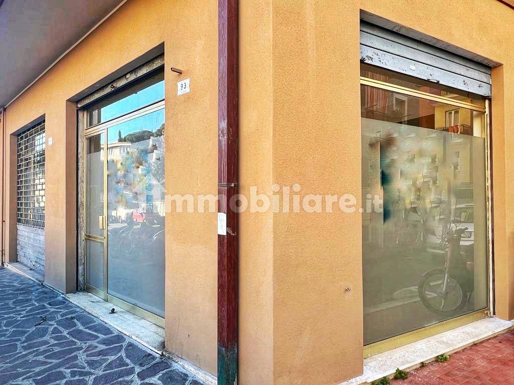 Locale commerciale con laboratorio in Vendita