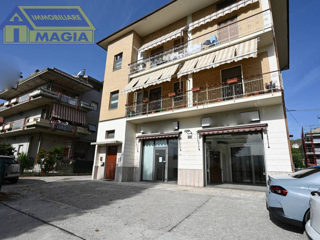 Locale commerciale via Salaria 462, Castel di Lama, Rif. 102275970 ...