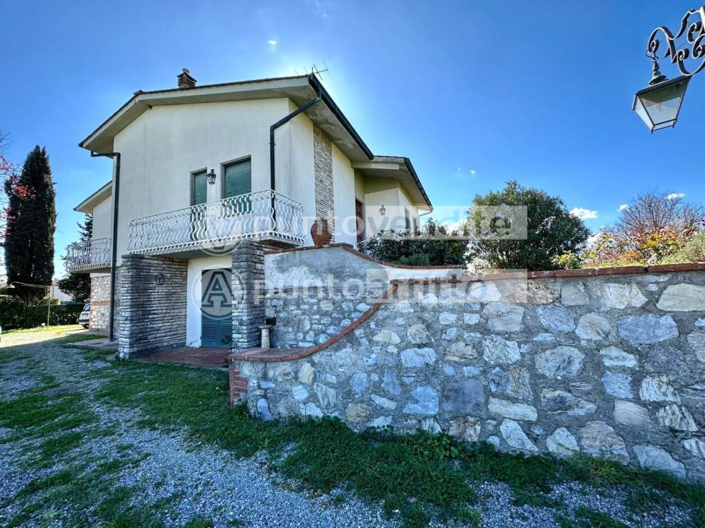 Vendita Villa unifamiliare in via delle Ville Prima, 236 Lucca. Buono stato, posto auto, con ...