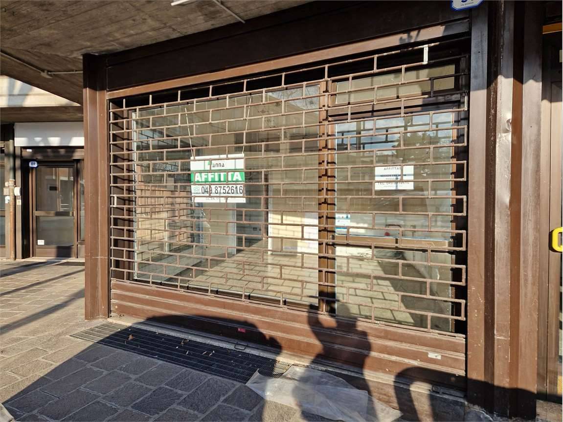 Locale commerciale in Vendita